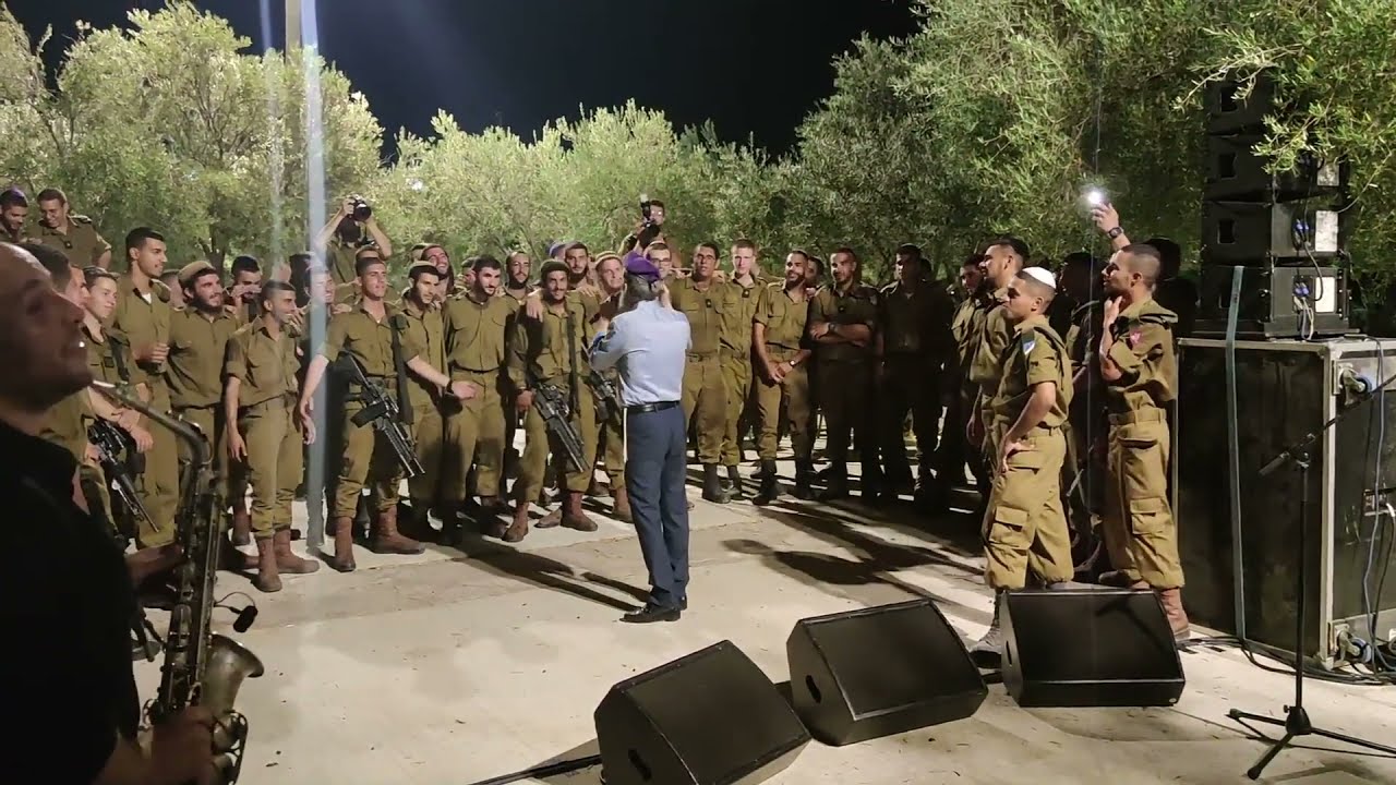 Avraham Fried Sings To Nahal Haredi IDF Soldiers - YouTube