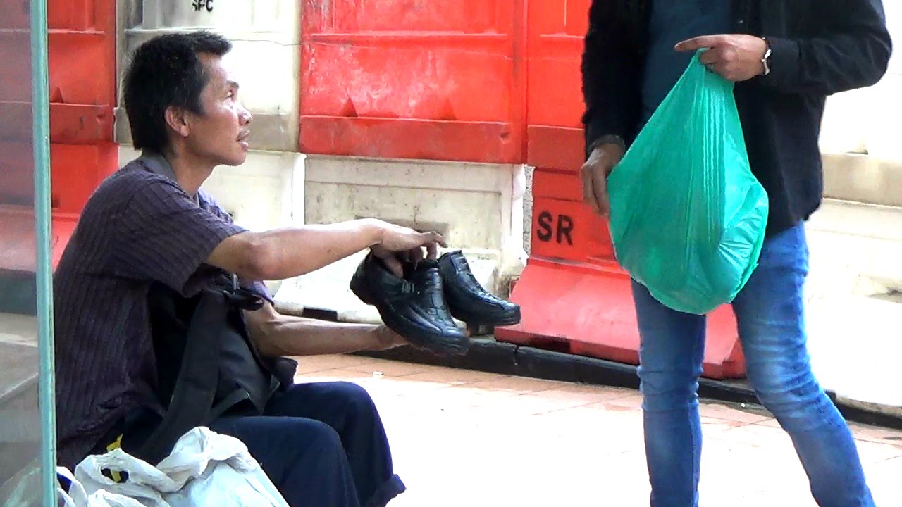 Shoes for Homeless helping the homeless - Holiday spirit - YouTube