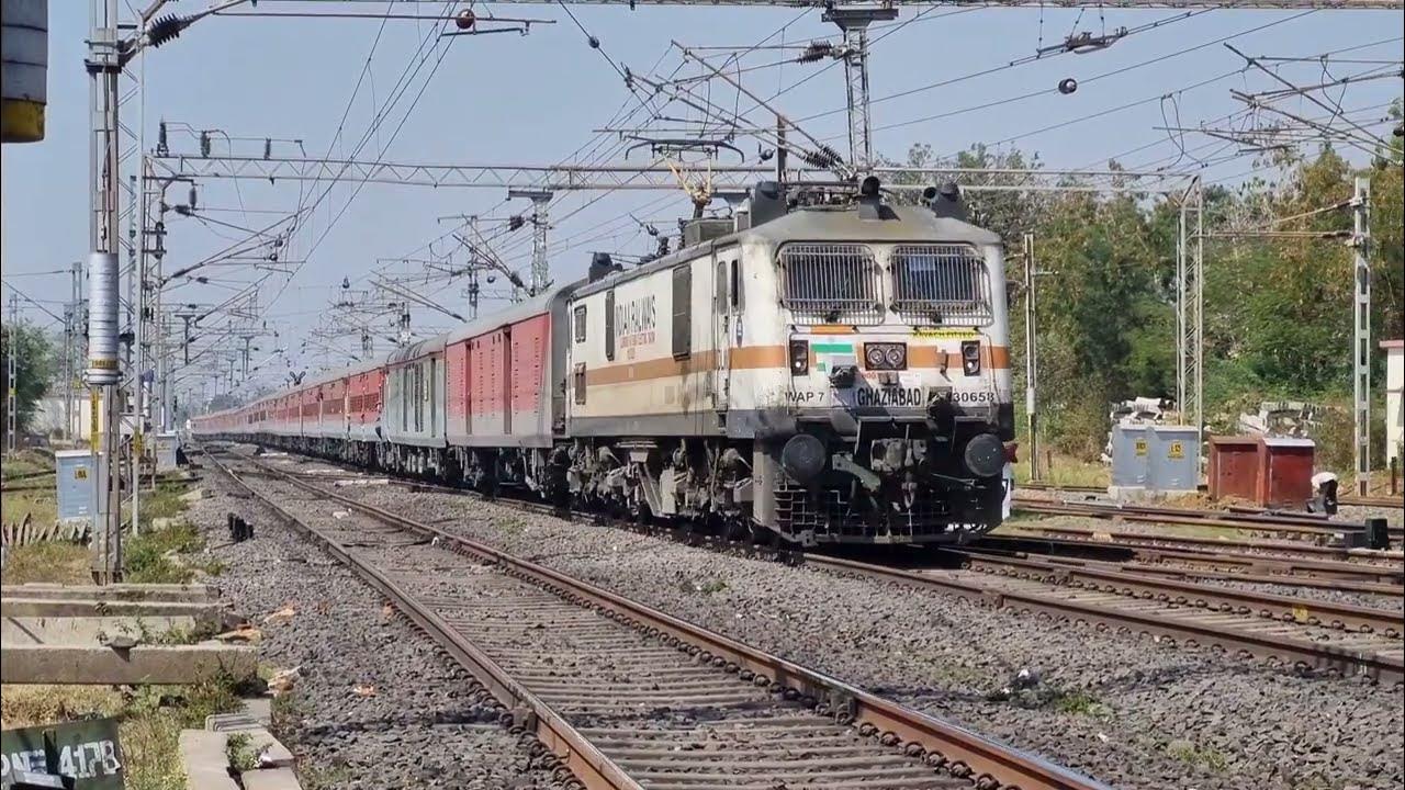 Mumbai LTT Shalimar Jnaneswari Super Deluxe Express approaching Gondia Jn - YouTube