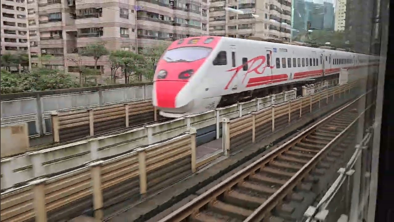 6054A次七堵發車迴送開往樹林調車場的E238+E415雙鳴日號電頭+七節鳴日夕景二代鳴日廚房商務觀光專車觀光專列，和203次花蓮發車經由北迴線開往樹林TEMU2022+TEMU2021普悠 ...