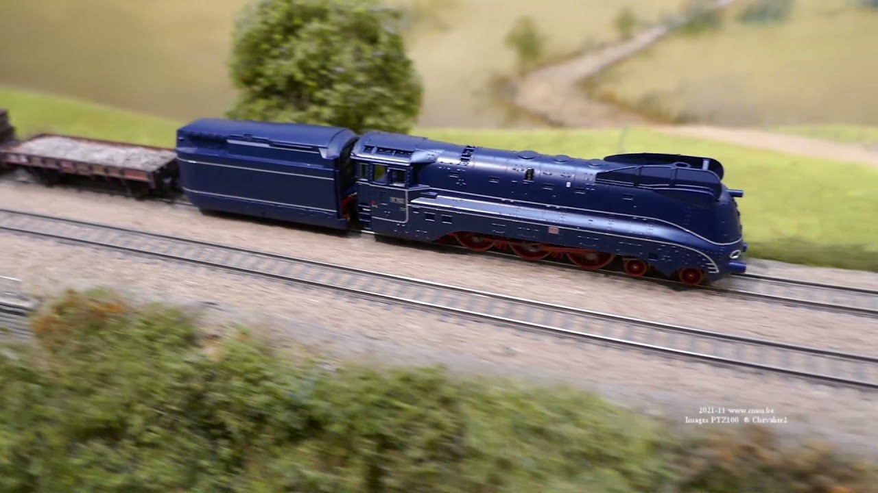 BR 231 Pacific Br 03 10 bleu, dcc sound + wagons minéraliers N - YouTube