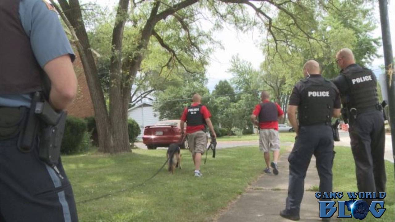 Gang unit takes one person into custody in Fort Wayne, Indiana - YouTube