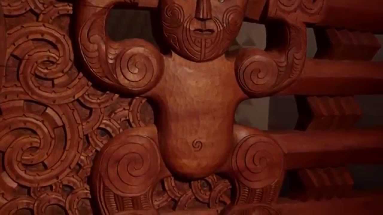Carving a Māori Waharoa - YouTube