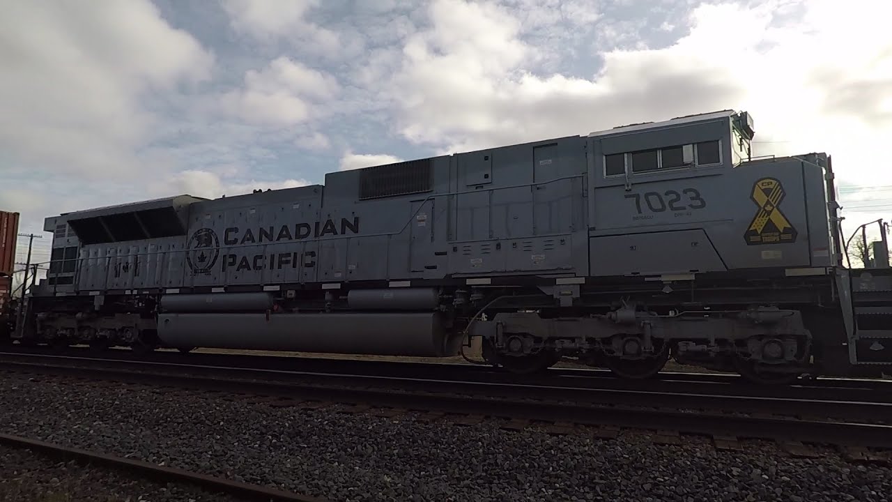 CP 7023 "Air Force" Commemorative Millitary Unit Trails as DPU on CSX ...