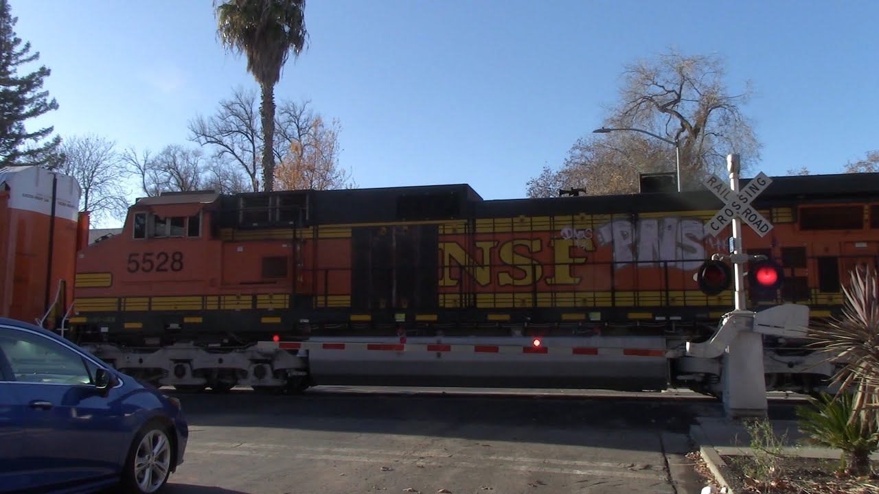 D St. Grade Crossing, BNSF 8358 H-BARPAS Manifest North, Sacramento CA - YouTube