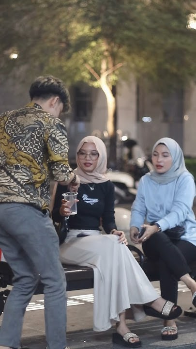Prank pengemis ke cewek lucu sampe kebingungan #viral #prank #trending #shorts #funny #lucu ...