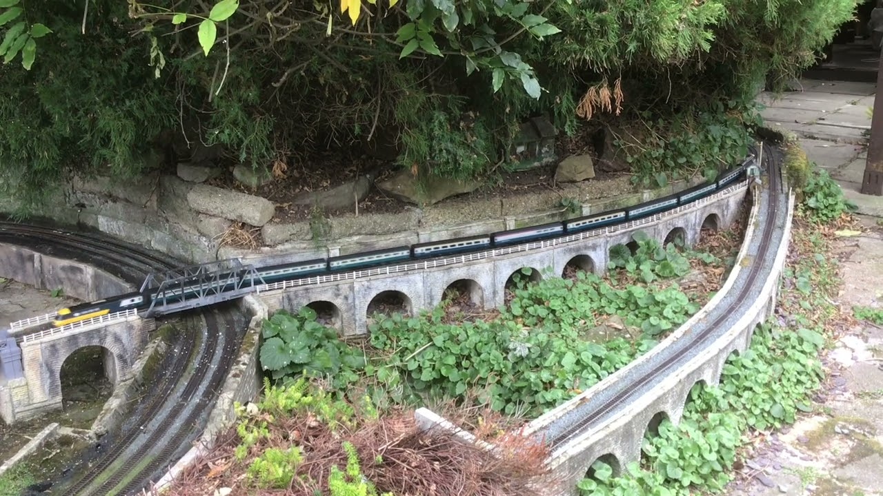 Daws Heath garden railway oo gauge hope it’s not to long 3 together ...