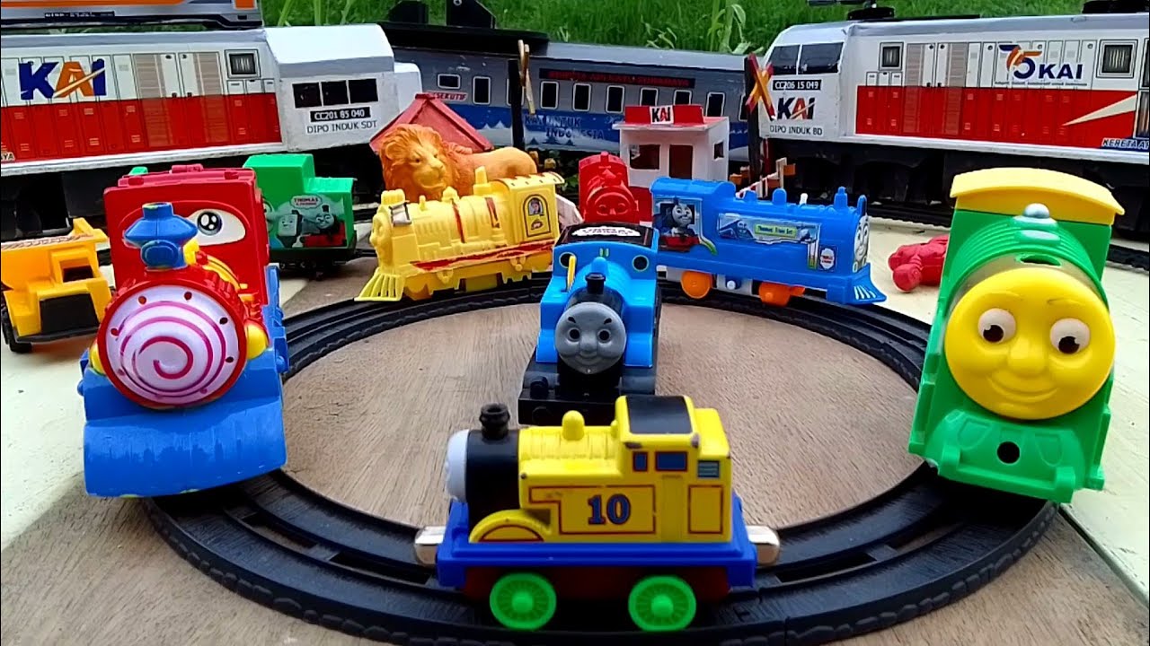 Drama Tabrakan Lalu Anjlok! Menemukan Dan Merakit Mainan Kereta Api ...