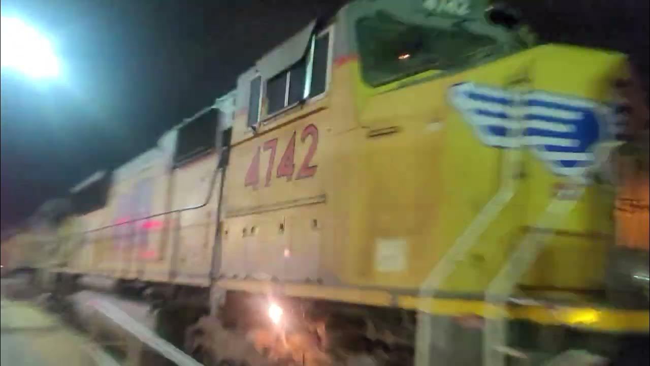 UP 7623 leading WB Stack train in Montebello 12/17/22 - YouTube