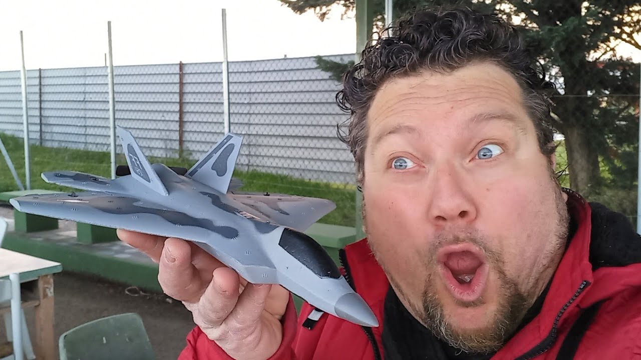 Con meno di 60 euro ho pilotato un F22 Raptor Eachine telecomandato ...