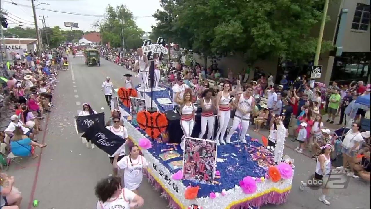 San Antonio Spurs float pumps up the crowd at Battle of Flowers Parade ...
