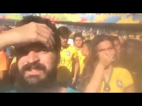 Torcedor solta peido ao lado de Bruna Marquezine e filma a reação dela   kkkk