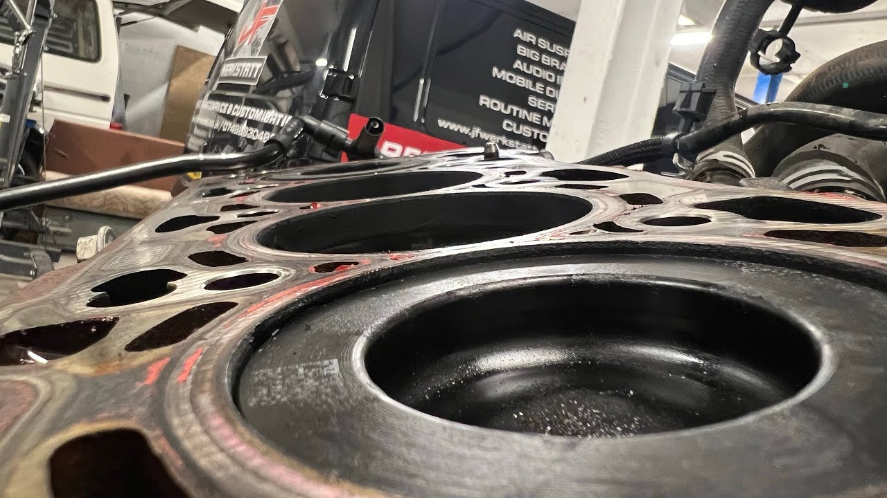 Removing the head of a VW 2.0tdi engine with a bent no.1 connecting rod ...