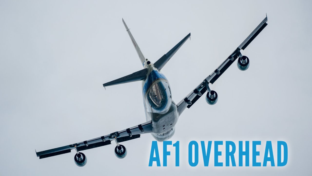 Air Force One flies overhead - YouTube