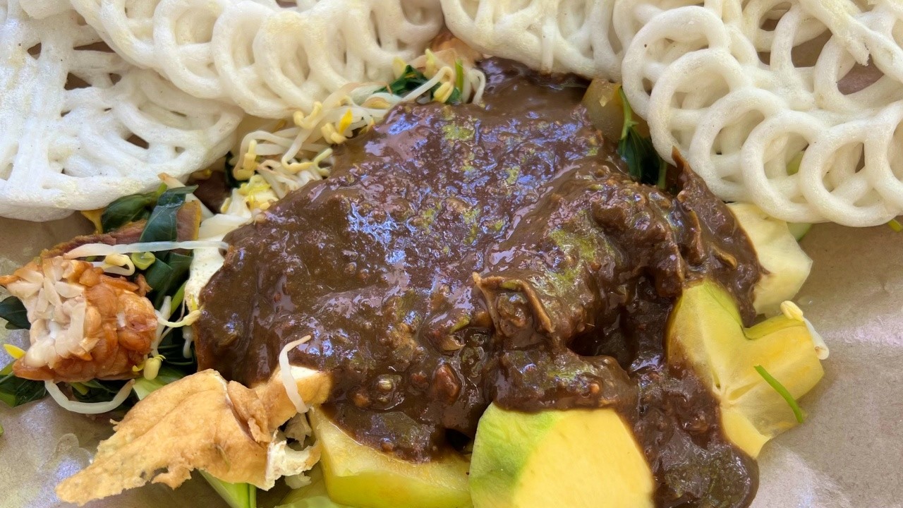 30 TAHUN DORONG GEROBAK JUAL RUJAK CINGUR - YouTube