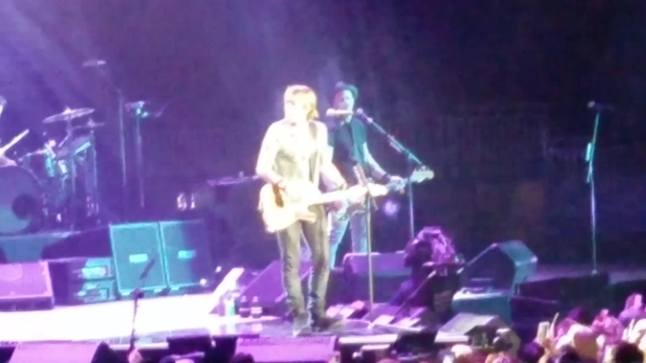 Keith Urban -Blue Ain't Your Color - [LIVE HD] - 11/17/16 Hershey Park ...