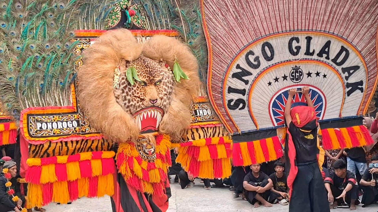 Keren Banget.!! Atraksi DUEL Pembarong Reog Ponorogo Mainkan Barongan ...
