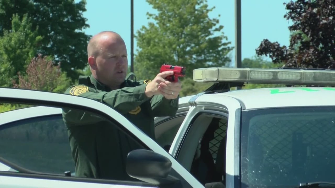 Agents offering citizens training to understand border protection - YouTube