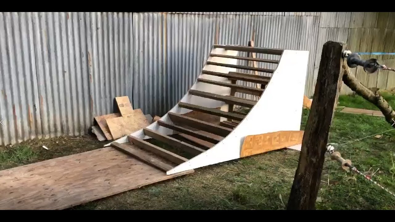 JE CONSTRUIS MA PREMIÈRE RAMPE ! - YouTube