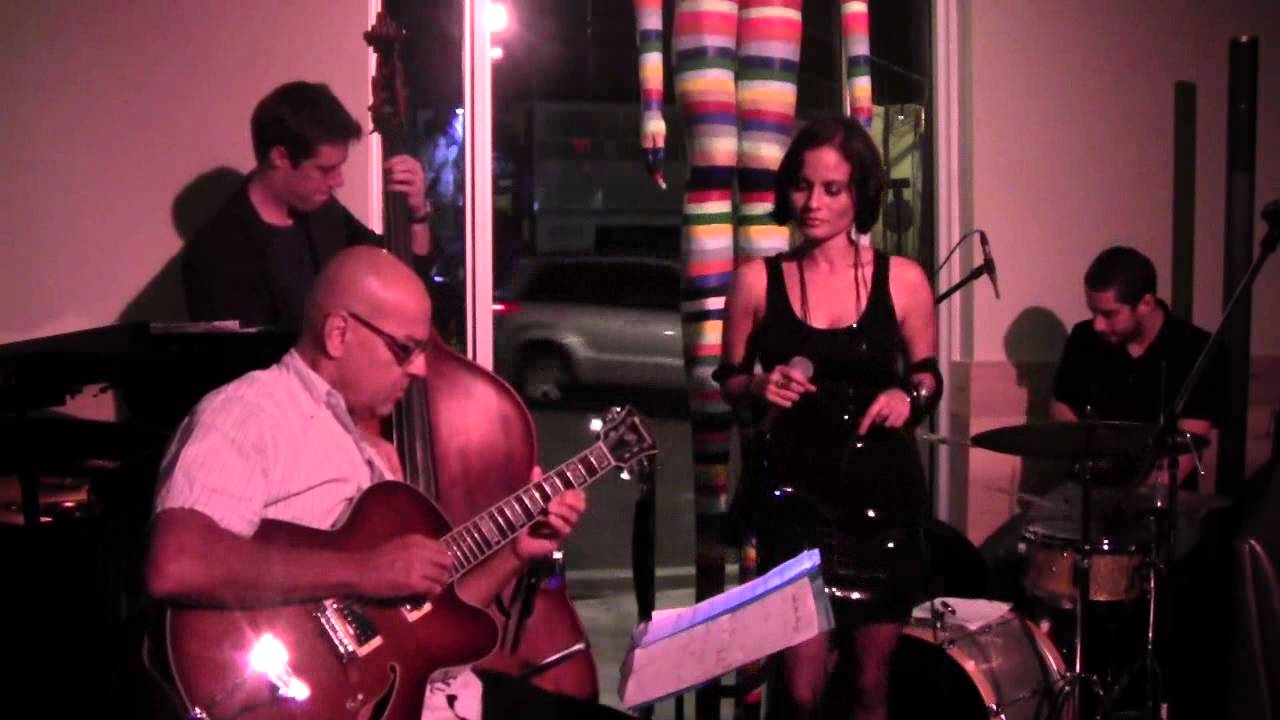 Maria Alejandra Rodriguez y su banda en Wynwood Kitchen and Bar. Voce ...