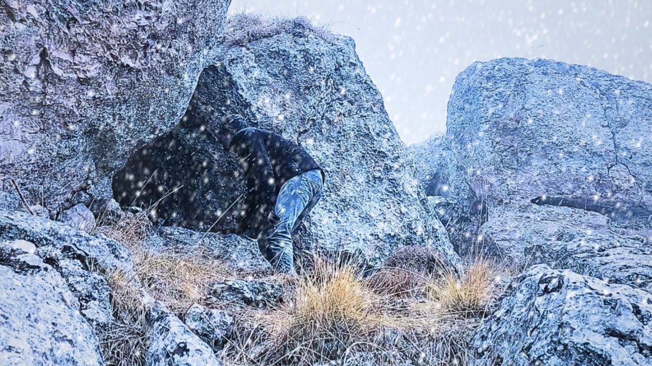 Caught in snow and blizzard/Building a safe shelter in the mountains ...