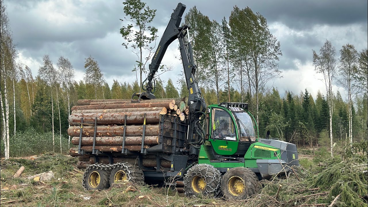 Ihanku ajais kottikärrillä puita -John Deere 1010G- - YouTube