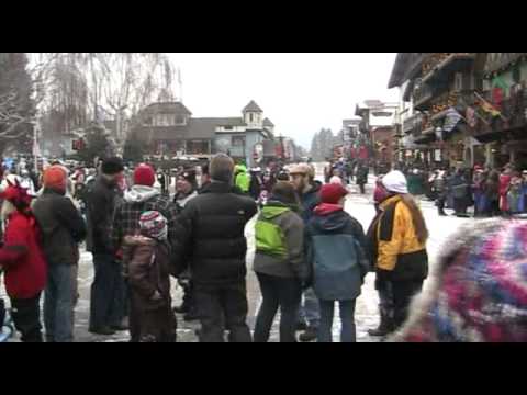 Final Heat of Adult Smooshing Race - YouTube
