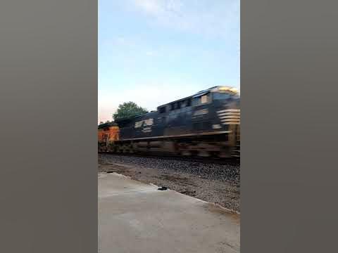 Super-Fast Norfolk Southern DUO + BNSF w/ Crazy LOUD HORN led NS 25a @rider22 - YouTube