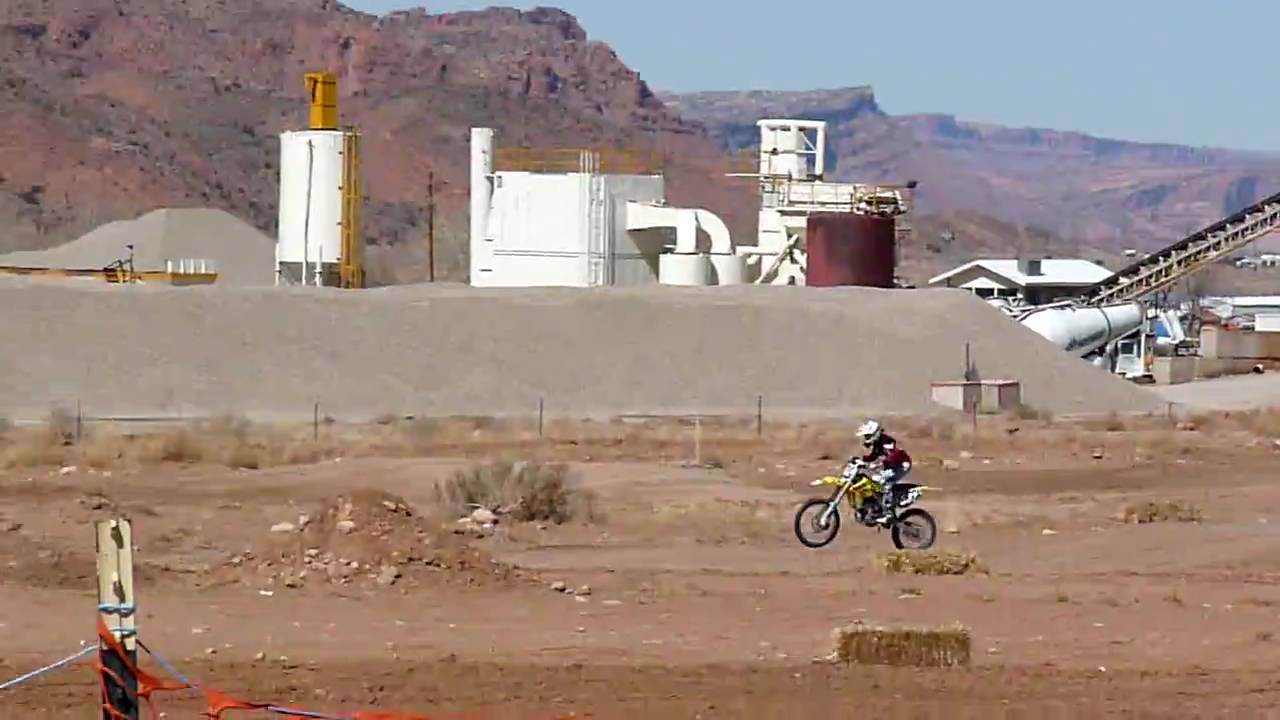 Casing a jump on a RMZ250 at RRDR motocross track - YouTube