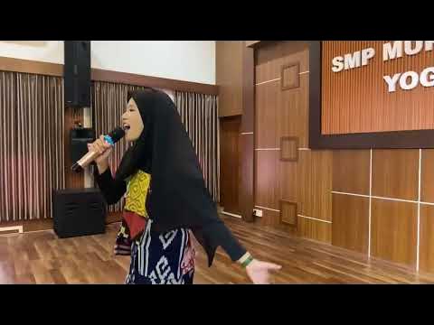 Aisha Dama Candrika || Kelas VII Bahasa || Peresmian Muchild Student Hall - YouTube