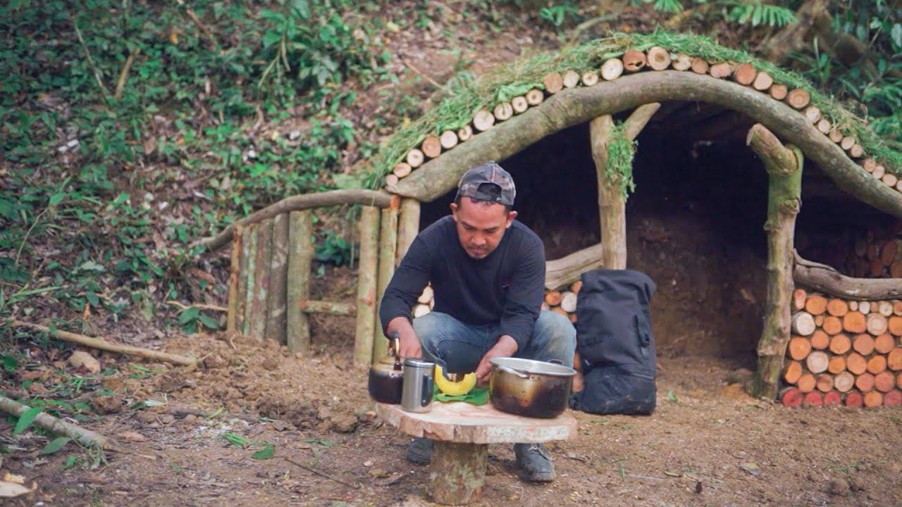 Build the Ultimate Survival Shelter: Bushcraft Wood Structure, Grass ...
