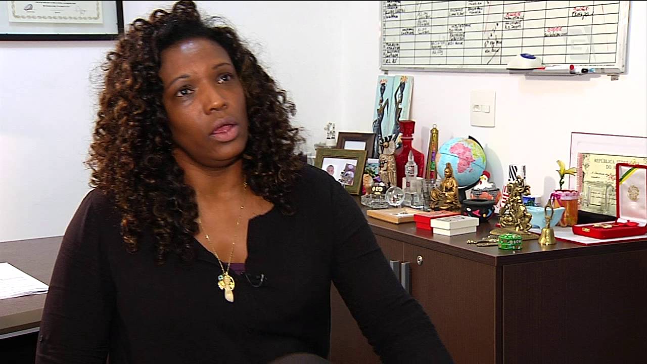 Eliane Dias dirige Racionais e SOS Racismo - YouTube