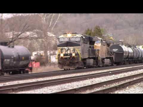 NS #3636 leads NS 179 through Tateville, KY - YouTube
