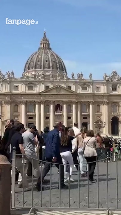 A piazza San Pietro le campane suonano a lutto per la morte di Papa ...