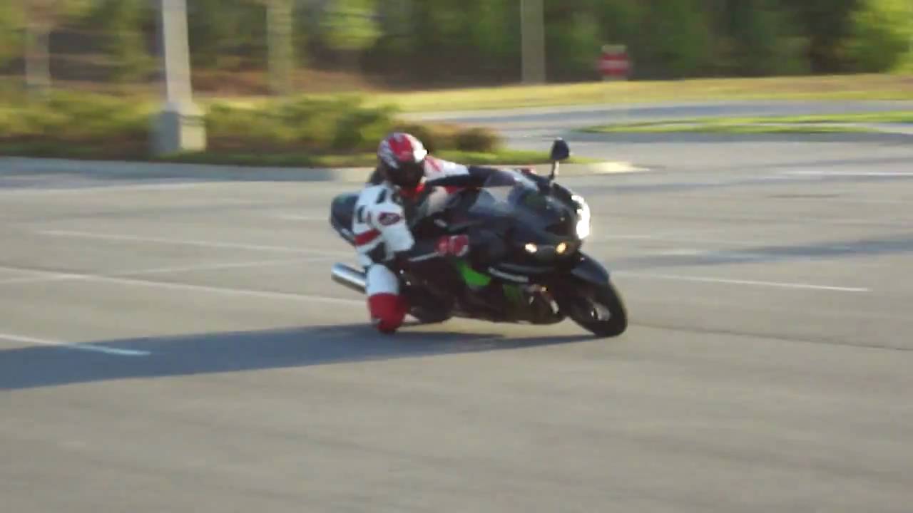 Dragging knee on the ZX-14 - YouTube