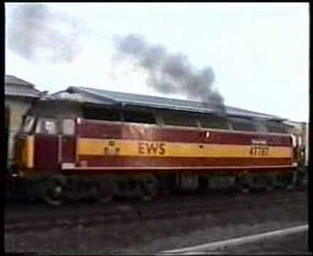 Class 47787 Arrives and Departs Rhyl - YouTube