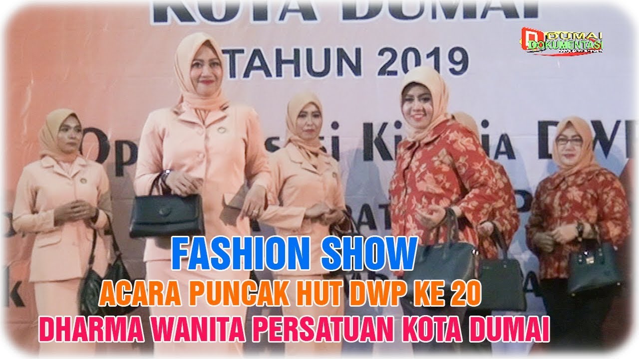 FASHION SHOW Ibu Ibu DWP diacara HUT Darma Wanita Persatuan kota Dumai ...