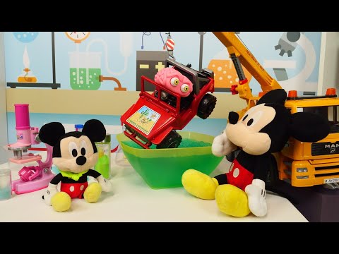 Bebek videoları. Mickey Mouse oyuncak Doktor Beyin ile tanışıyor. Çocuklar için eğlenceli video.