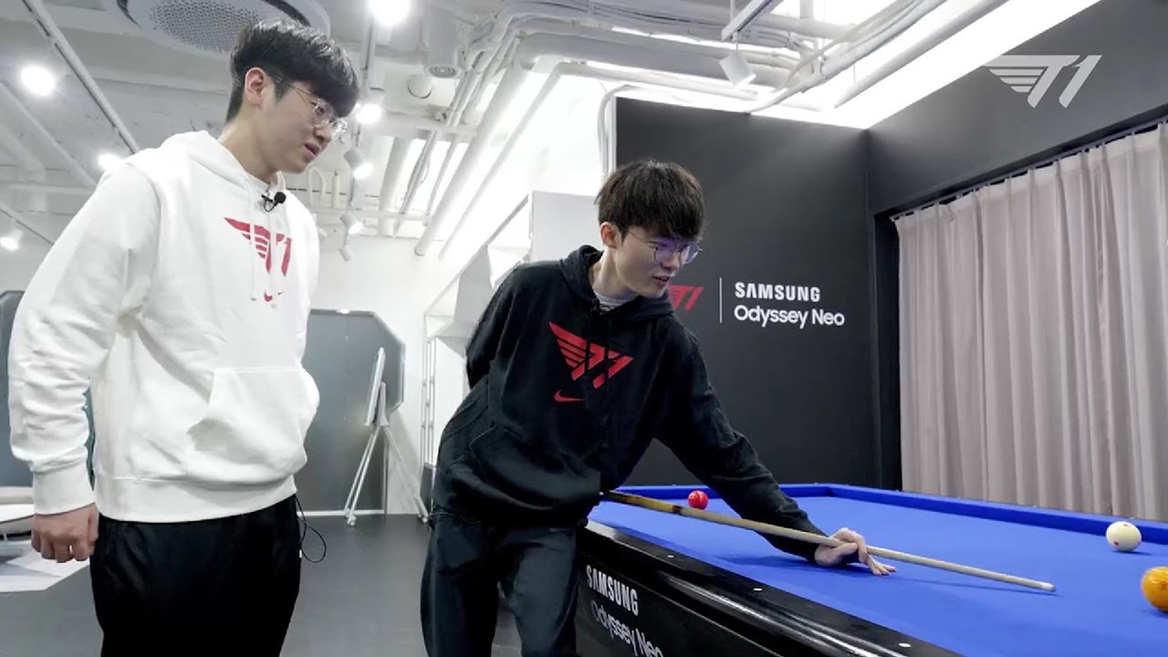 Faker playing billiards for the first time - YouTube