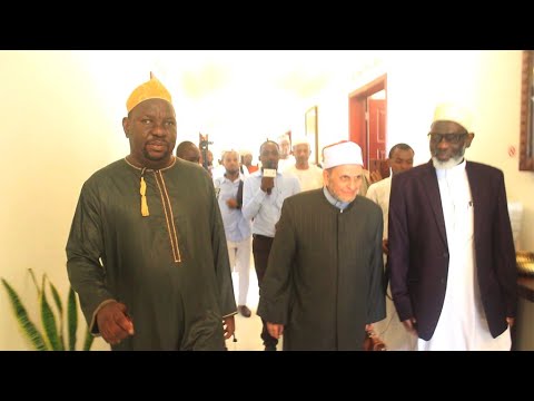 BINGWA NA KIONGOZI WA MAJAJI MASHINDANO YA DUNIA YA QURAN ATUA AIRPORT ...