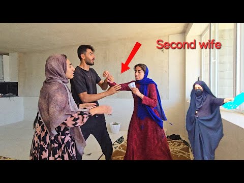 The second woman fights against Tahereh to get her signature to stay away from Zaman's love.