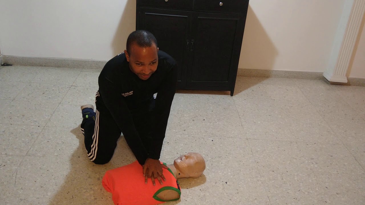 Haciendo RCP usando solo las manos - YouTube