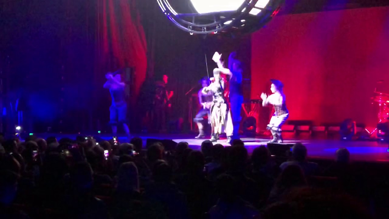 Lindsey Stirling (blindfolded playing violin) - 12/10/2019 Artemis tour ...