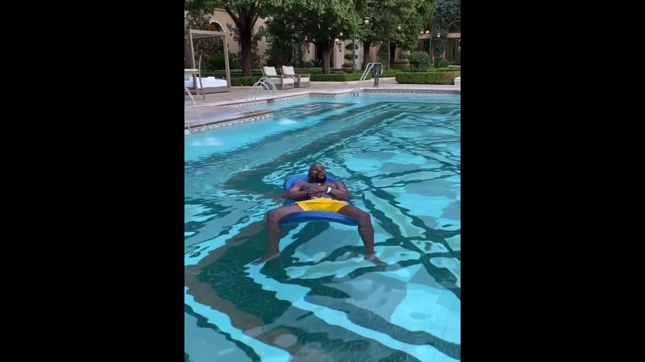 Floyd Mayweather chilling in the pool- Esnews boxing - YouTube