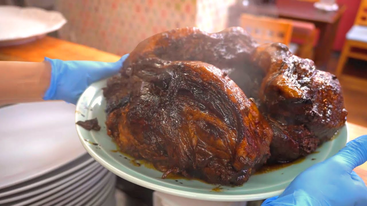 Mammoth meat? Taiwanese ramen topped with gigantic char siu. 人生餃子 皿台湾 ...