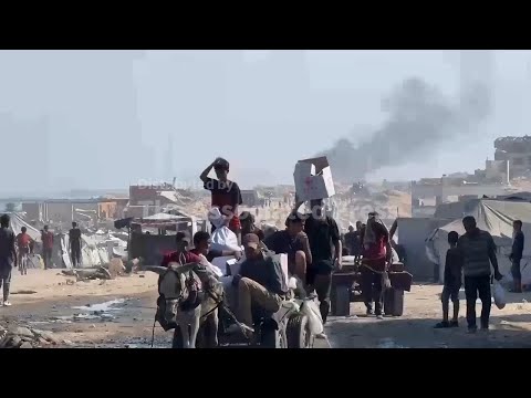 Palestinians return from the Zikim area with aid after famine declaration