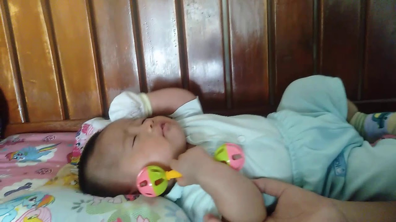 Bayi 1 1/2 bulan Belajar pegang mainan - YouTube