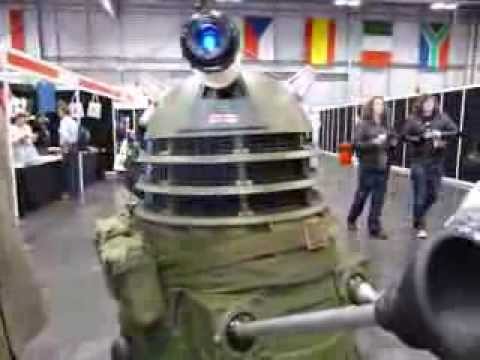 DANCING DALEK AND CYBERMAN. - YouTube