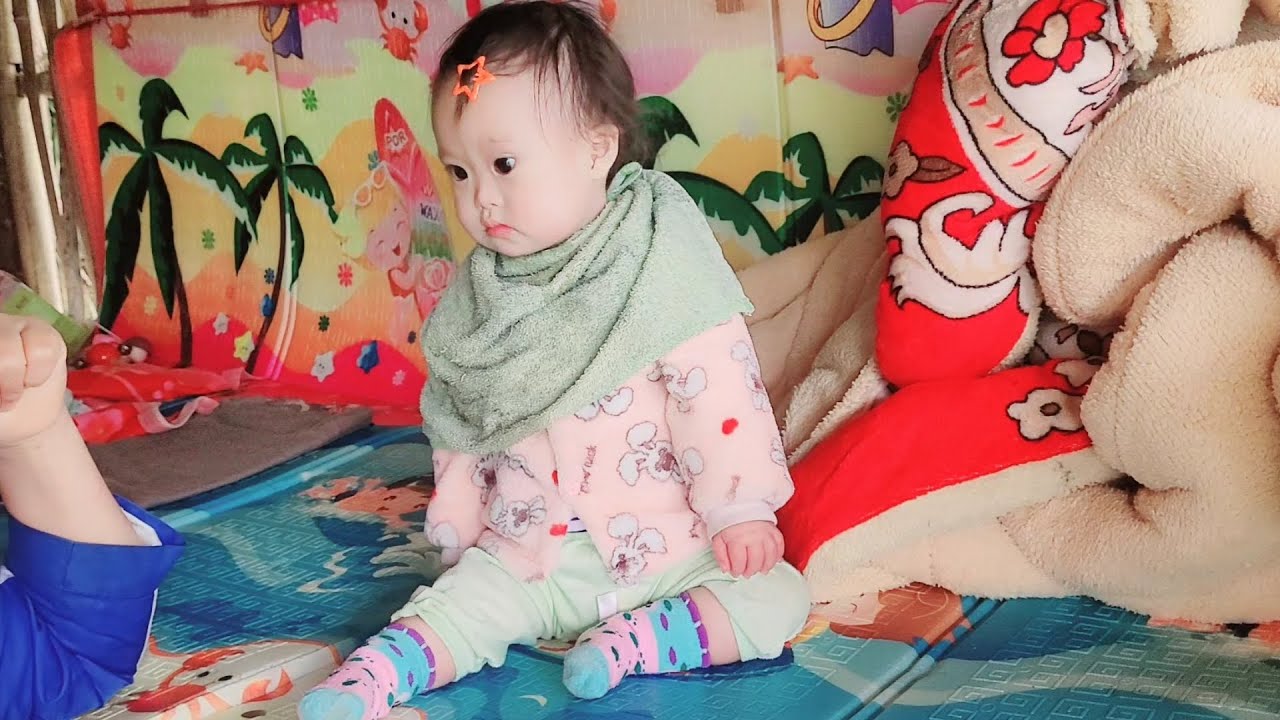 The difficult and deprived life of a single mother and child every day ...