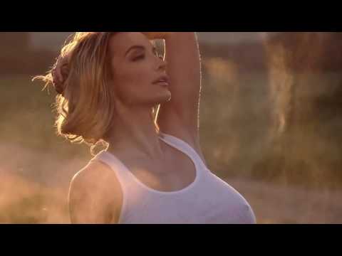 Lindsey Pelas y sus bolas corriendo a Camara Lenta.